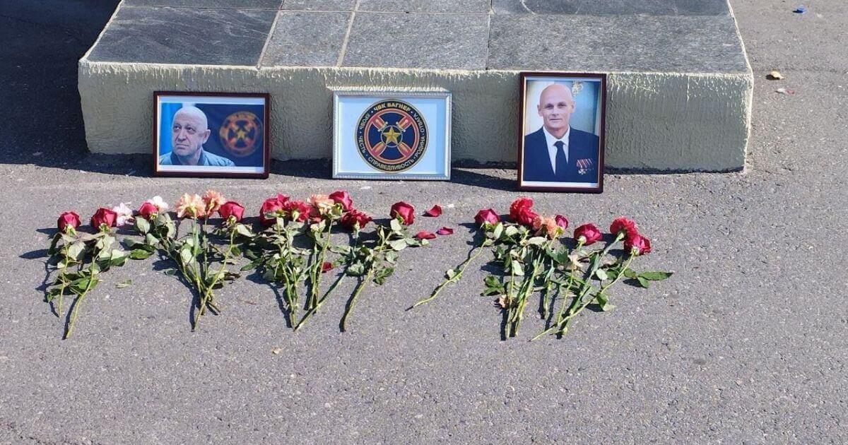 Unknown people placed photos of Prigozhin and Utkin in the center of ...